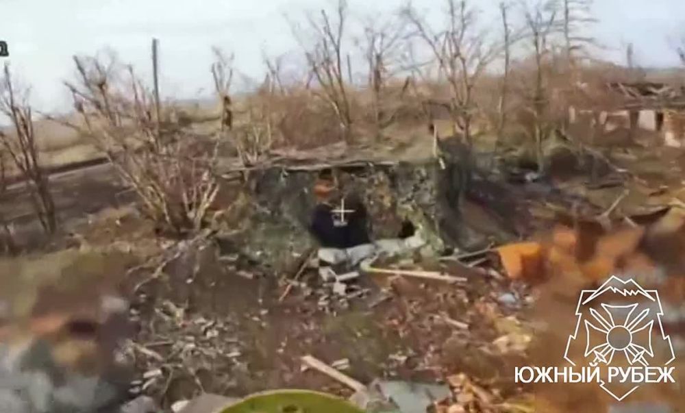 Обнаружение и уничтожение операторами FPV-дронов группировки "Южных" 105-мм орудия M101 ВСУ, в ...